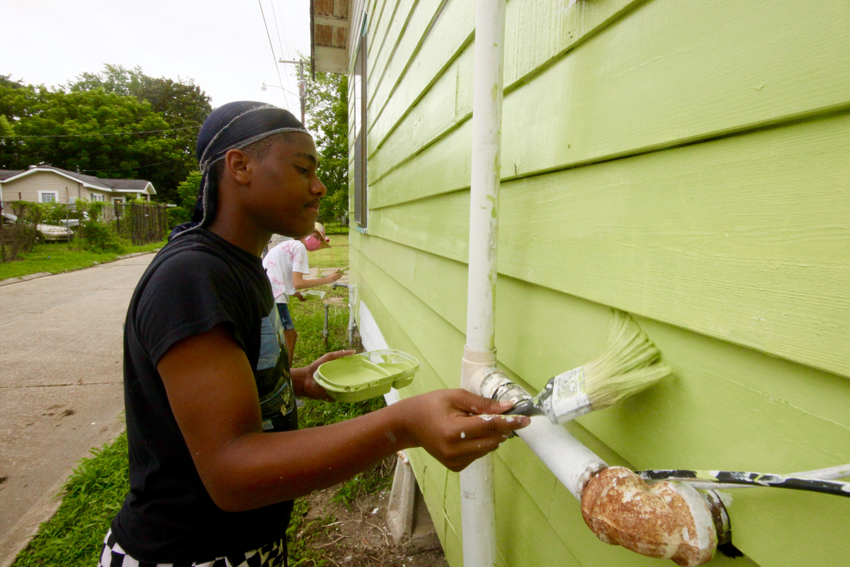 Beautifying neighborhood is a community project | The Daily Iberian